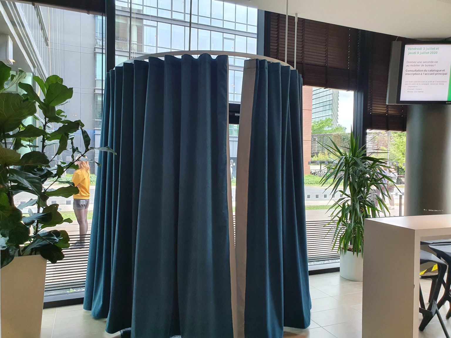 Etoféa La confection de rideaux wave pour les espaces de travail