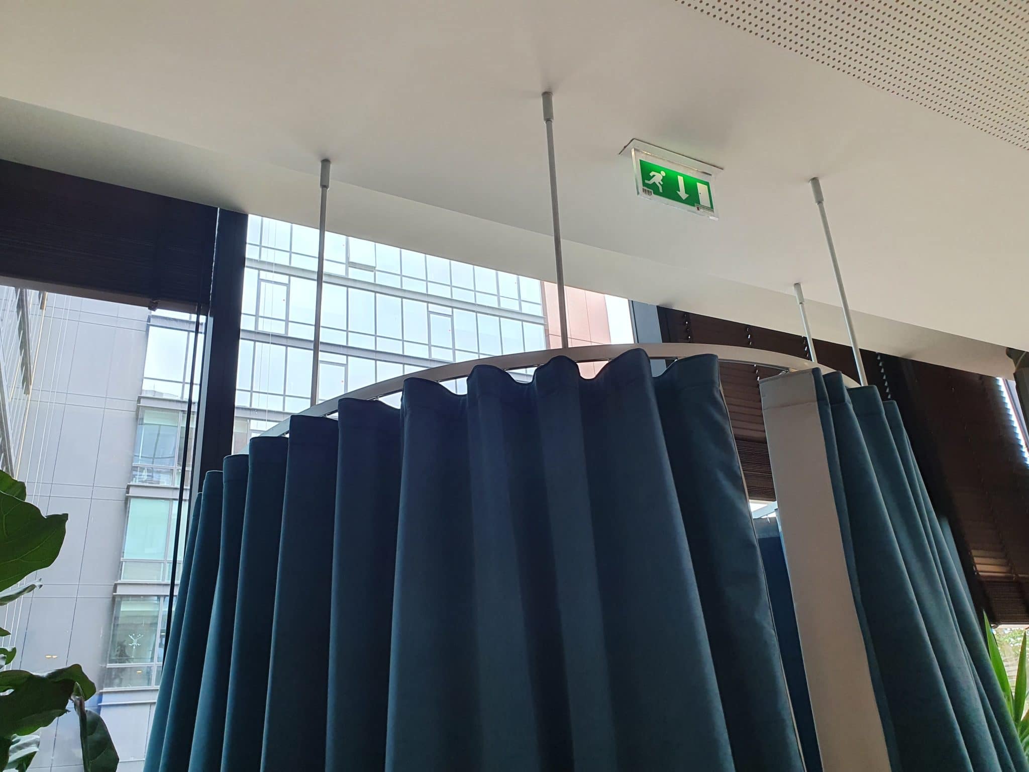 Etoféa La confection de rideaux wave pour les espaces de travail